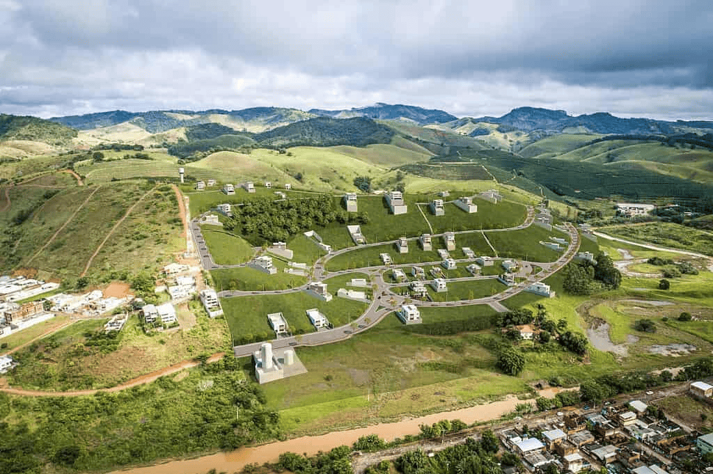 Construção em lotes aclive e declive: conheça as vantagens